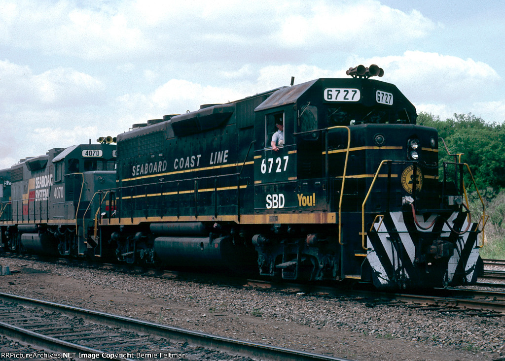 Seaboard System GP40 #6727 leads an eastbound train